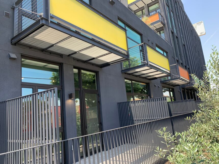 A modern touch to Los Angeles' architectural landscape through balcony ...