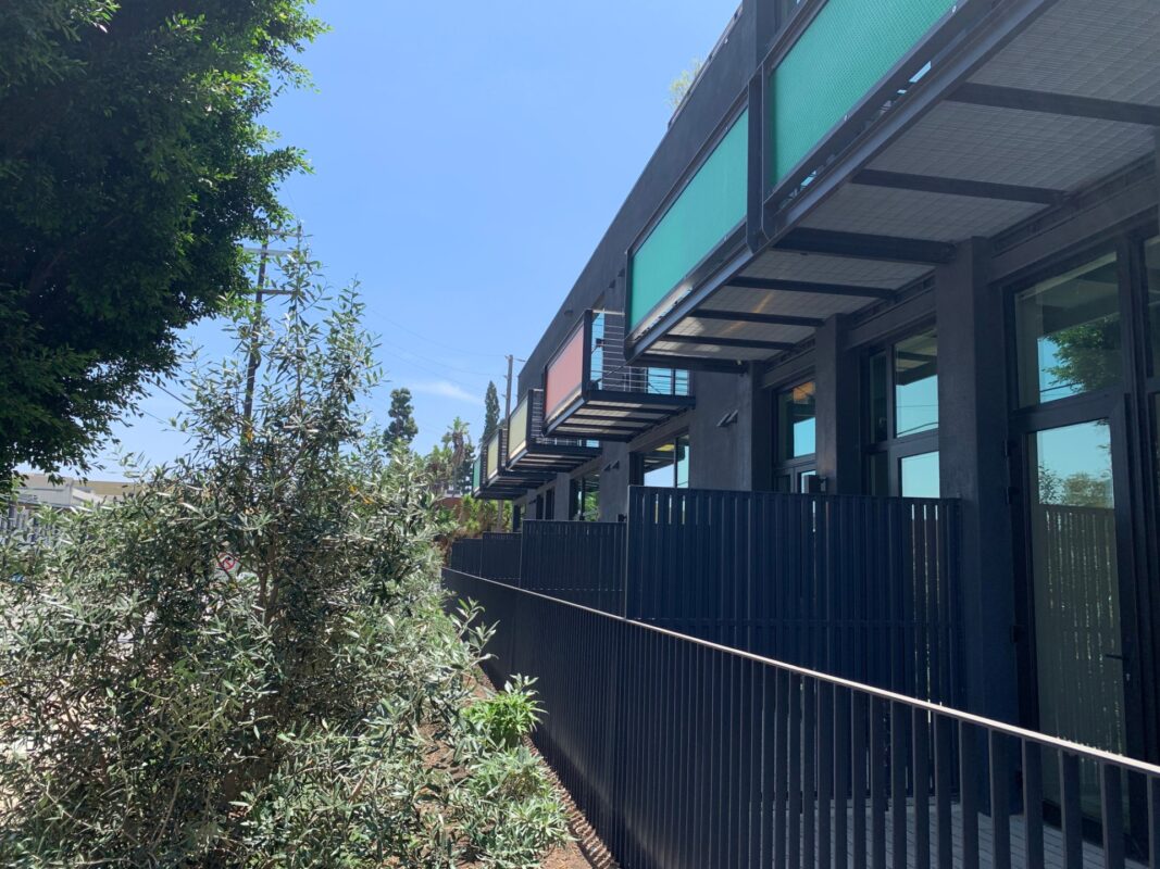 A modern touch to Los Angeles' architectural landscape through balcony ...