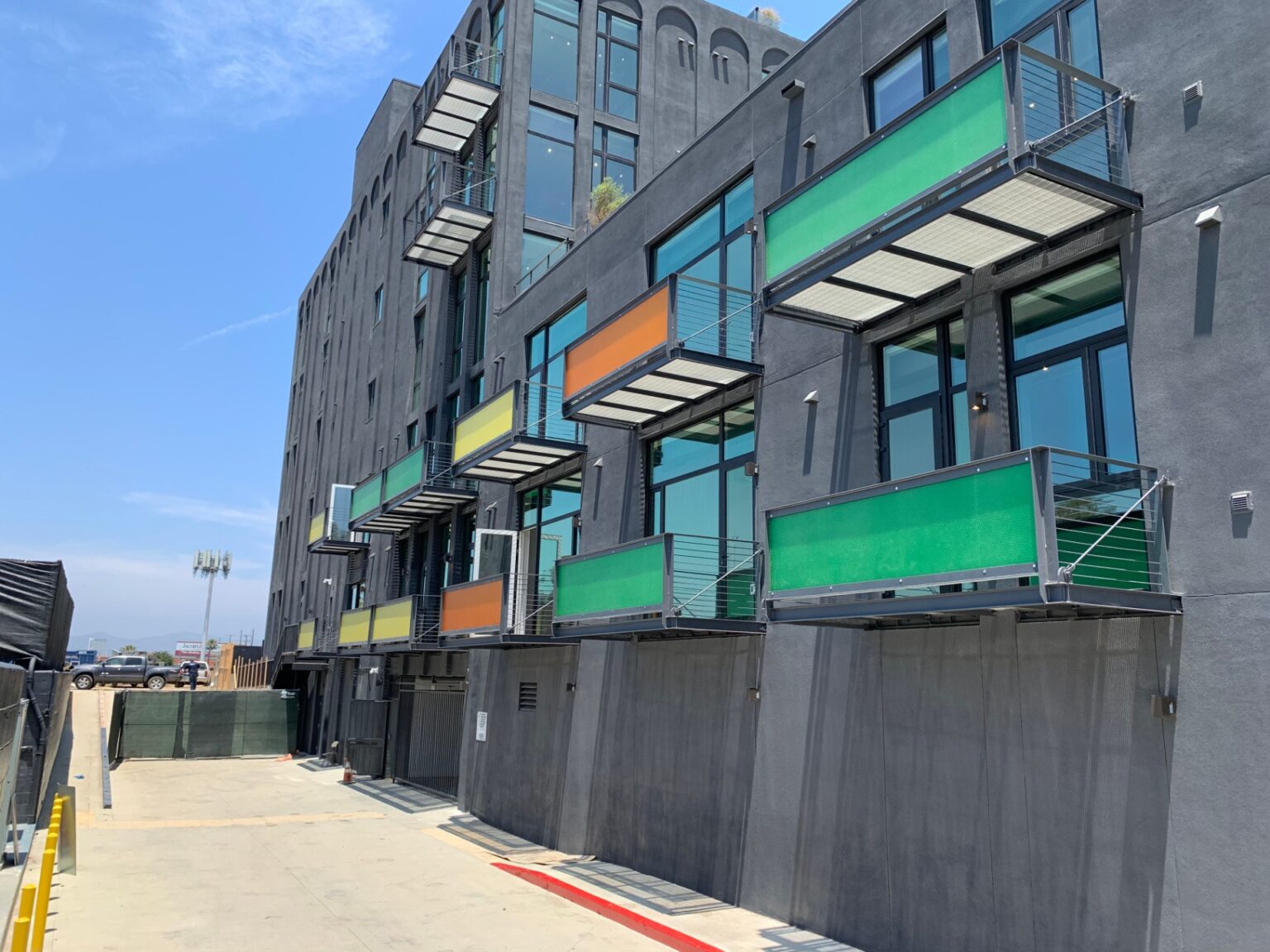 A modern touch to Los Angeles' architectural landscape through balcony ...